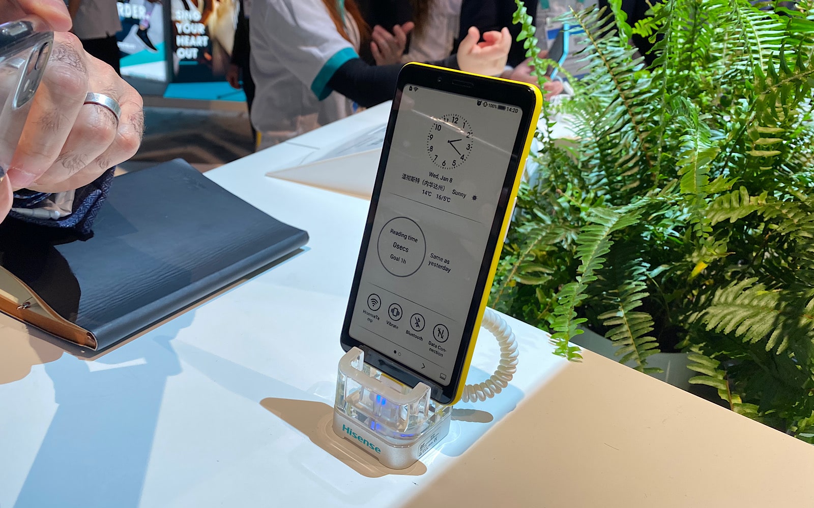 Hisense's color e-ink phone is definitely something – Pickr