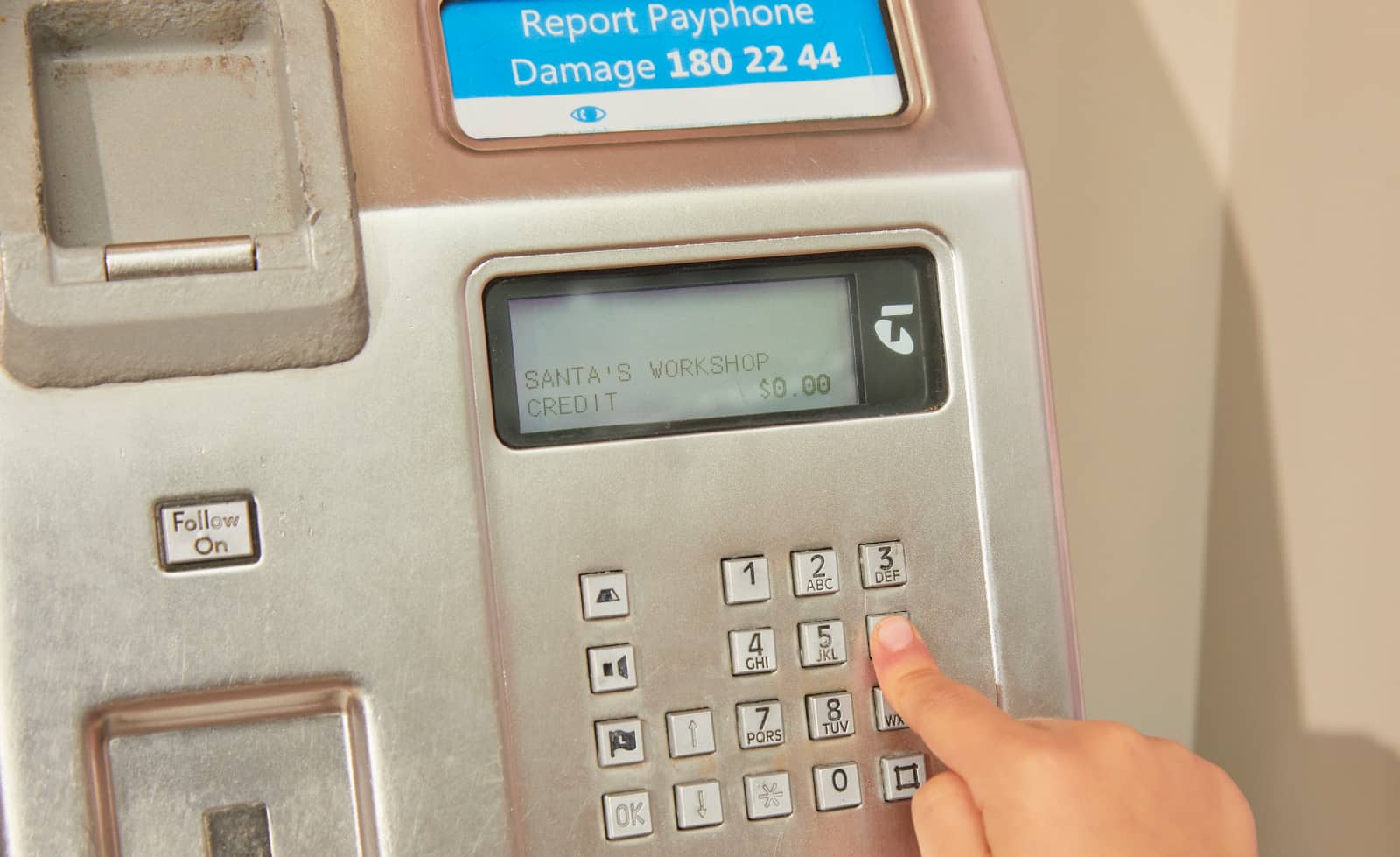 Telstra links kids with Santa, elves at phone boxes – Pickr